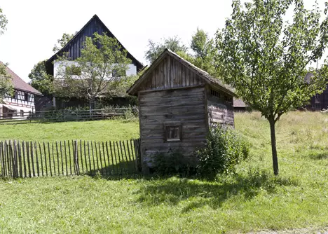 Pavilhão de museu pequeno projetado para se assemelhar a um galpão rural por Von M