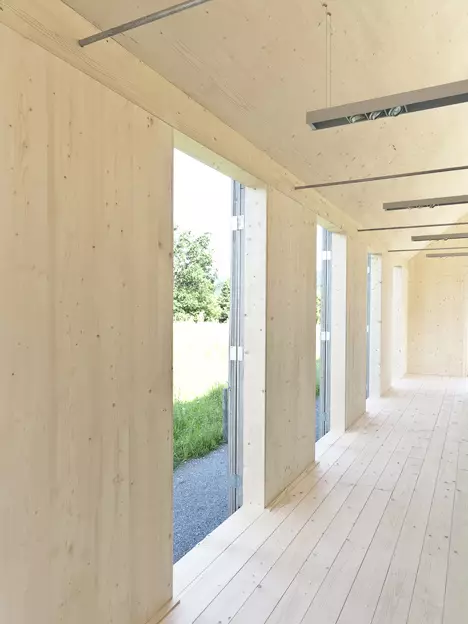 Pavilhão de museu pequeno projetado para se assemelhar a um galpão rural por Von M