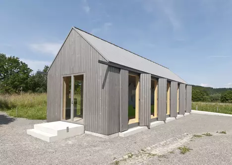 Pavilhão de museu pequeno projetado para se assemelhar a um galpão rural por Von M