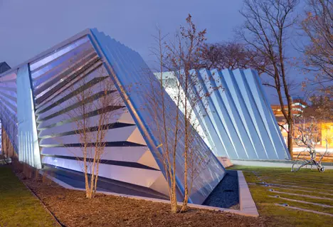 Eli iyo Edythe Broad Art Museum waxaa qoray Zaha Hadid