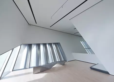 Eli iyo Edythe Broad Art Museum waxaa qoray Zaha Hadid