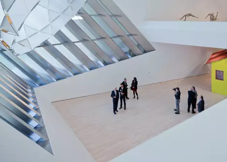 Eli iyo Edythe Broad Art Museum waxaa qoray Zaha Hadid