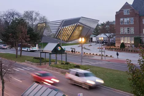 Eli iyo Edythe Broad Art Museum waxaa qoray Zaha Hadid