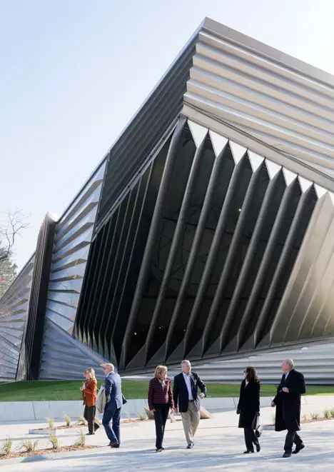 Eli iyo Edythe Broad Art Museum waxaa qoray Zaha Hadid