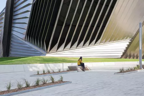 Eli iyo Edythe Broad Art Museum waxaa qoray Zaha Hadid