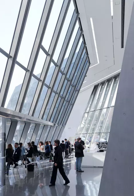 Eli iyo Edythe Broad Art Museum waxaa qoray Zaha Hadid