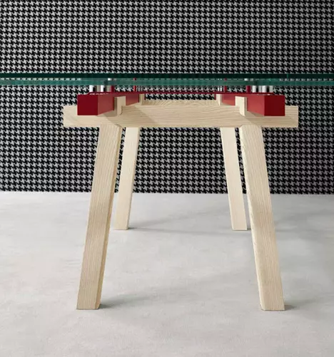 Alain Gilles 为 Bonaldo 设计的 Tracks Extendable Table