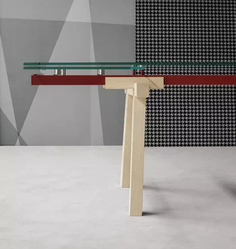 Alain Gilles 为 Bonaldo 设计的 Tracks Extendable Table