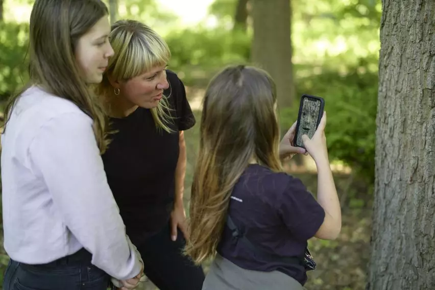 Olafur Eliasson's AR Earth Speakr app e mafai ai e tamaiti ona tautala mo le paneta