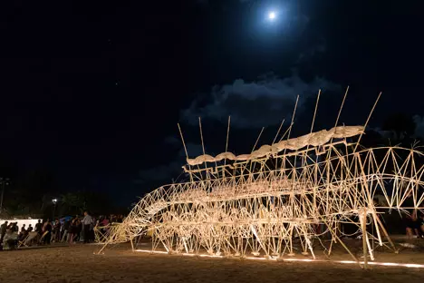 Theo Jansen 的 Strandbeest