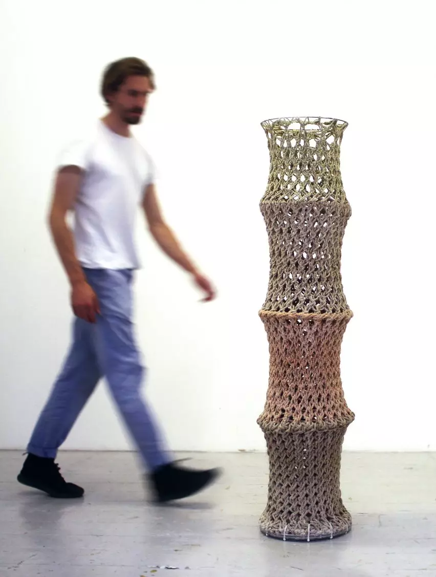 Bastian Beyer utvecklar textiltektonik genom att förkalka stickade strukturer