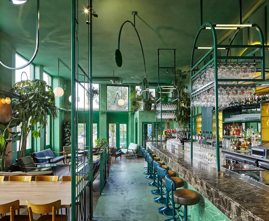 El Bar Botanique d'Amsterdam de l'estudi Modijefsky està ple de plantes tropicals