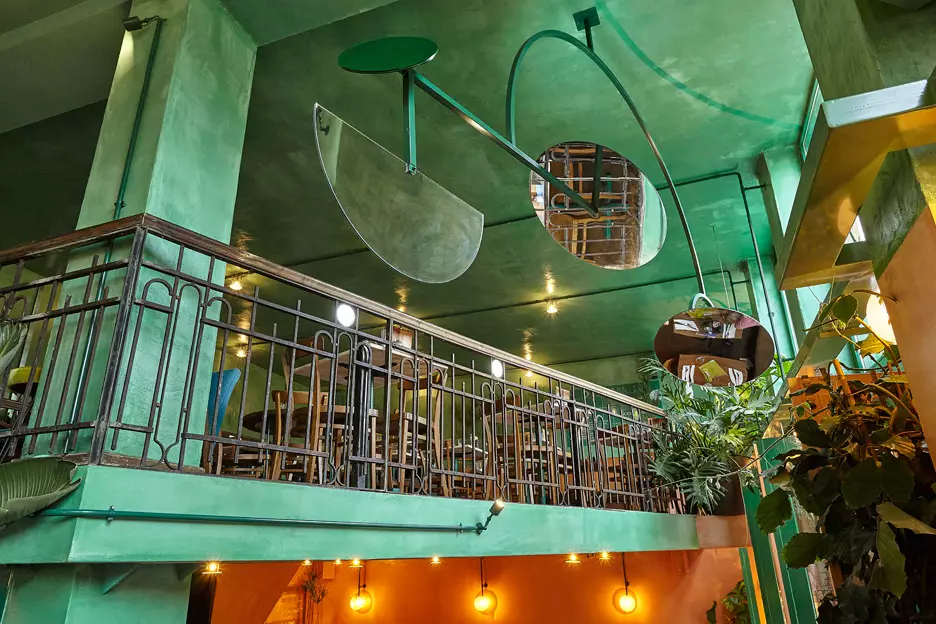 El Bar Botanique d'Amsterdam de l'estudi Modijefsky està ple de plantes tropicals