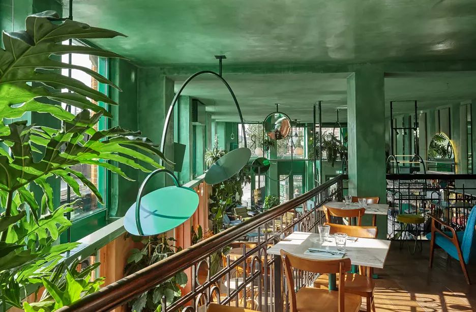 El Bar Botanique d'Amsterdam de l'estudi Modijefsky està ple de plantes tropicals