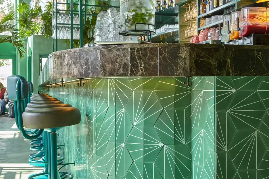 El Bar Botanique d'Amsterdam de l'estudi Modijefsky està ple de plantes tropicals