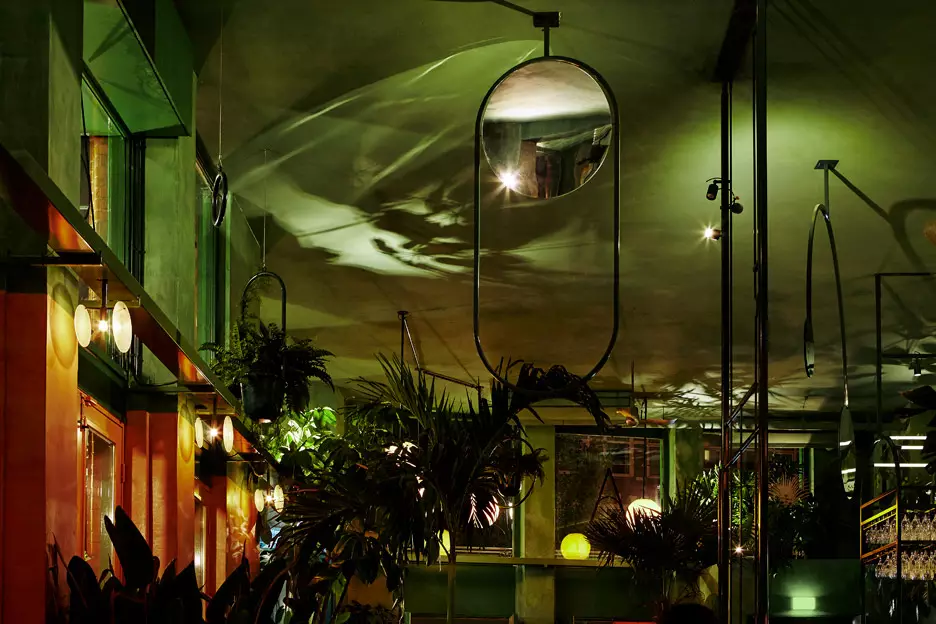 El Bar Botanique d'Amsterdam de l'estudi Modijefsky està ple de plantes tropicals