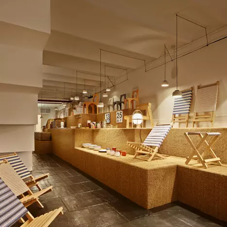 Arquitectura-G'nin Barselona'daki AOO mağazasında kademeli bir teşhir platformu var