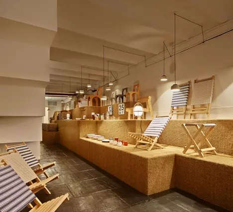 La botiga AOO de Barcelona d'Arquitectura-G disposa d'una plataforma d'exhibició esglaonada