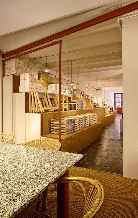 Arquitectura-G tarapyndan Barselonadaky AOO dükanynda basgançakly platforma bar