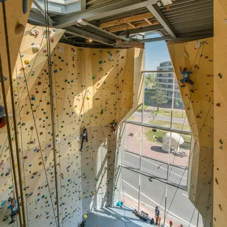 Dordrehtas kāpšanas un sporta centrs by-NL-Architects