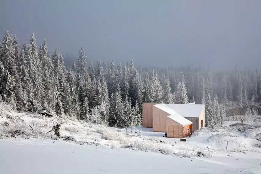 Kinumpleto ng Mork-Ulnes Architects ang timber-clad house sa isang Norwegian forest 5947_1