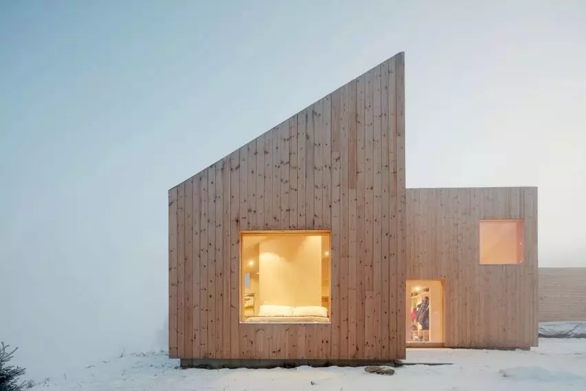 Kinumpleto ng Mork-Ulnes Architects ang timber-clad house sa isang Norwegian forest 5947_2