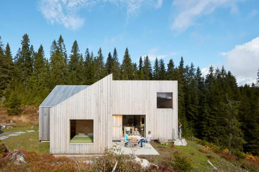 Kinumpleto ng Mork-Ulnes Architects ang timber-clad house sa isang Norwegian forest 5947_4