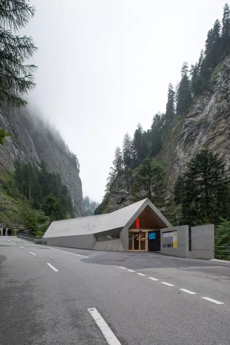 Nouveau centre de visiteurs dans les gorges de Viamala par Iseppi-Kurath