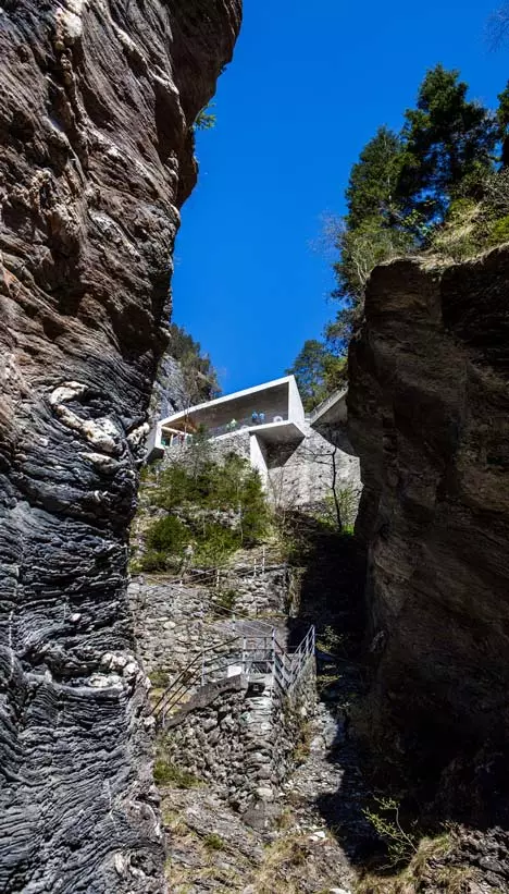 Nouveau centre de visiteurs dans les gorges de Viamala par Iseppi-Kurath