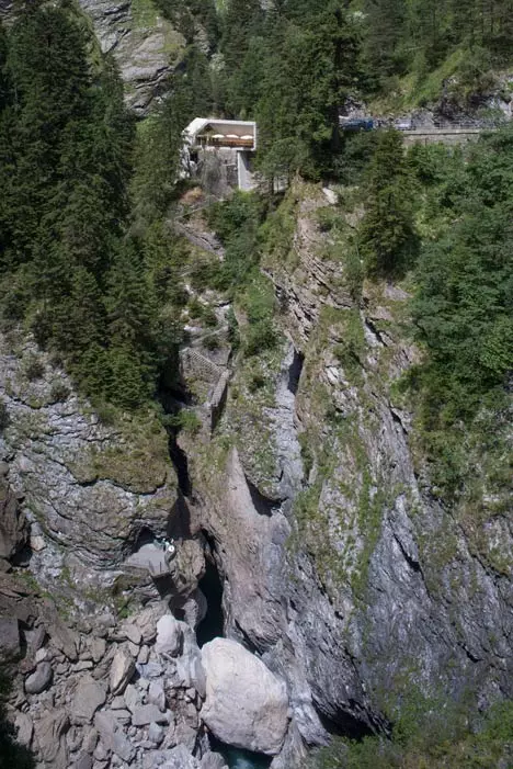 Nouveau centre de visiteurs dans les gorges de Viamala par Iseppi-Kurath