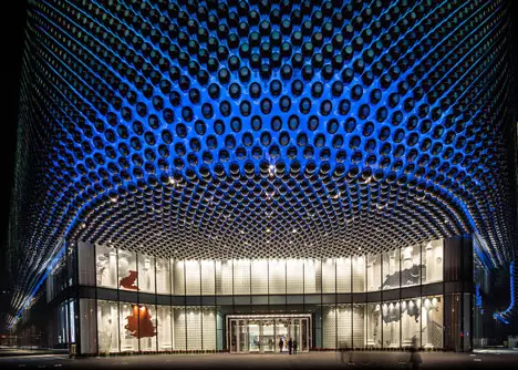 Centro comercial cuberto de bólas de prata por UNStudio