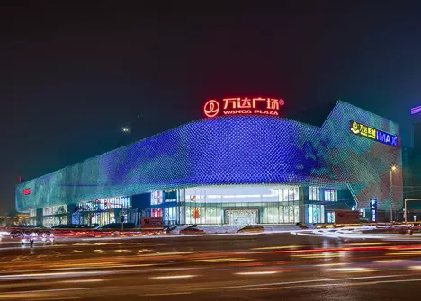 Centro comercial cuberto de bólas de prata por UNStudio