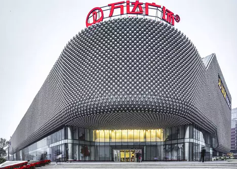 Centro comercial cuberto de bólas de prata por UNStudio