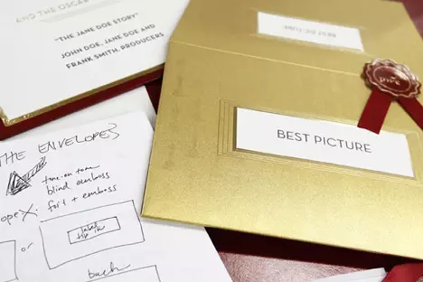 Bag-ong Oscars visual identity nga gigamit sa awards envelopes_dezeen