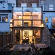 Satish Jassal Architects tomonidan Haringey Glazed Extensionning tungi ko'rinishi