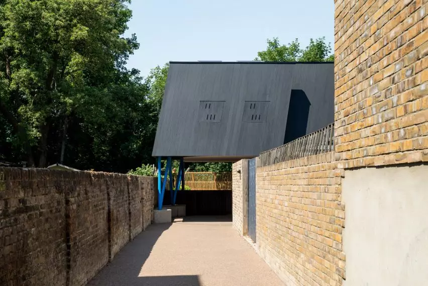 Pitched Black house dans le sud de Londres par Gruff Architects