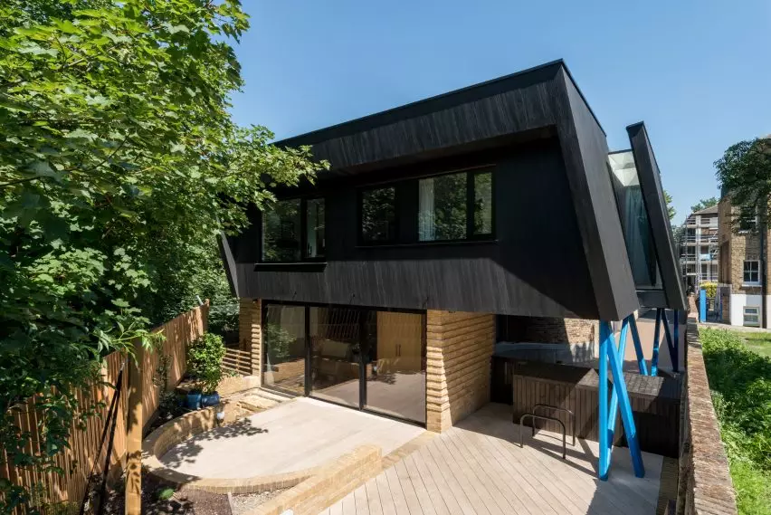 Maison en pan de bois noir