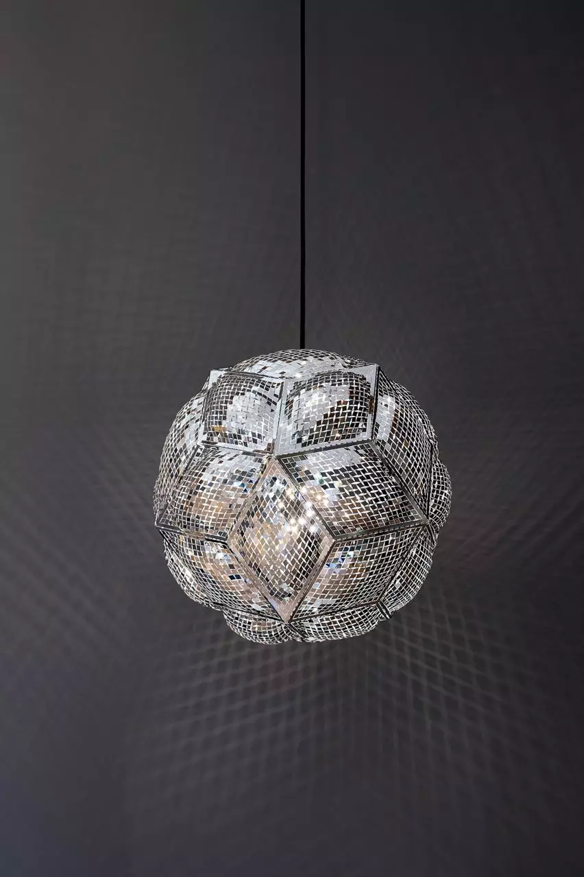 Metalowa lampa autorstwa Toma Dixona