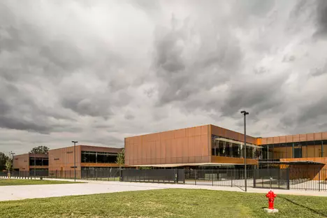 Den offentliga mellanstadiet i Labarthe-sur-Lèze av LCR Architectes