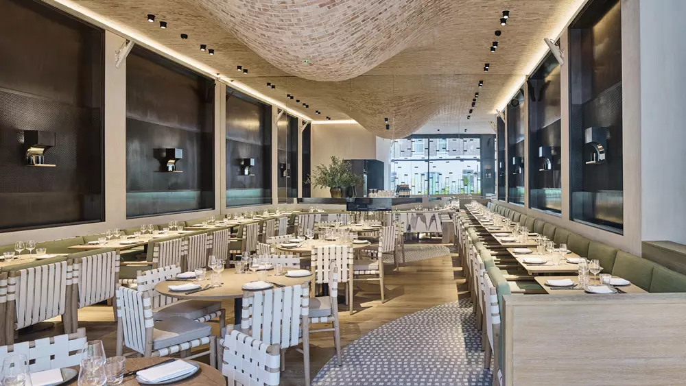 Murstensbuler pryder loftet på Fucina restaurant af Andy Martin Architects
