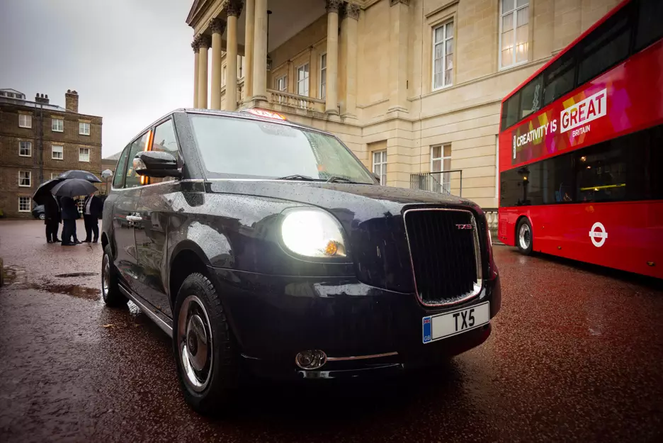 The London Taxi Company тарабынан TX5 аккумулятору менен иштеген кара кабина