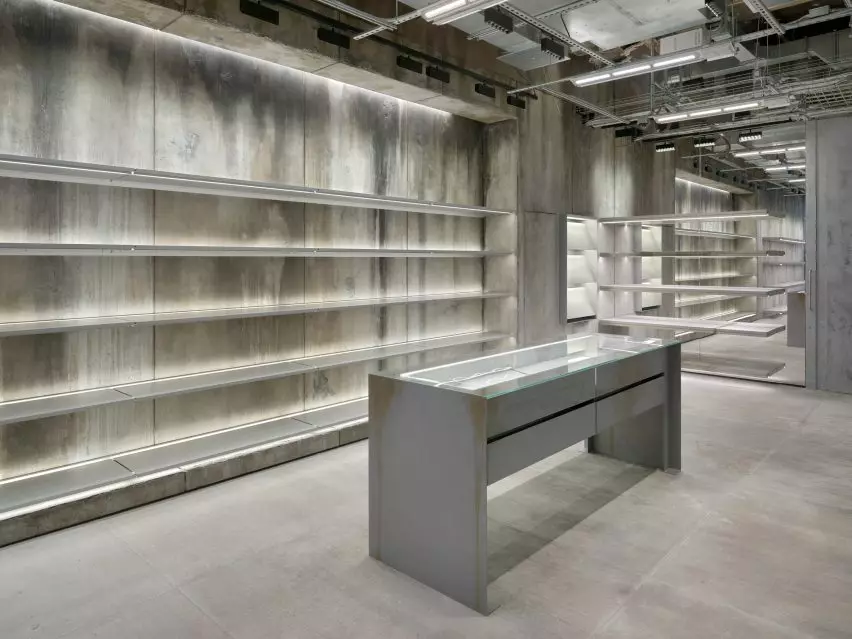 Balenciaga flagship London ima betonske interijere