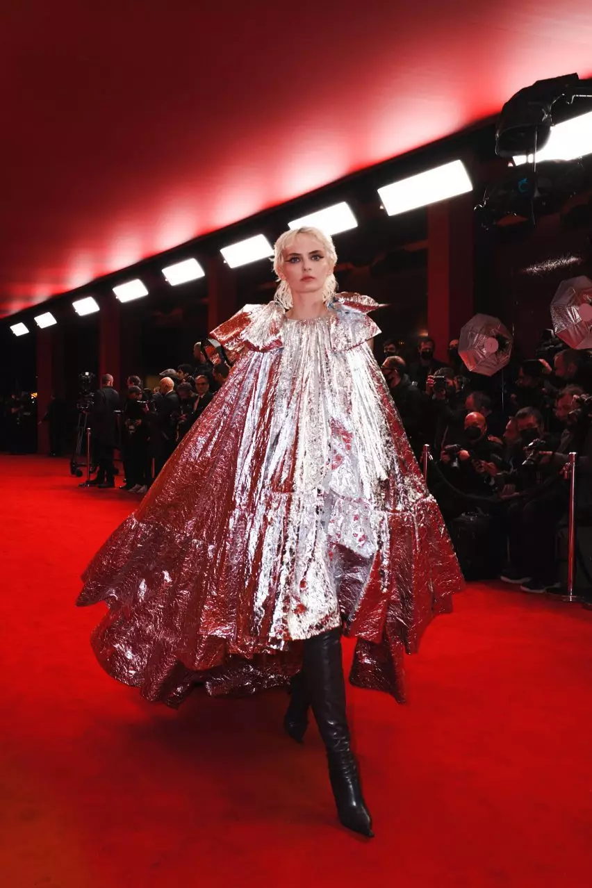 Usa ka modelo ang nagsul-ob og silver foiled gown sa balenciaga show