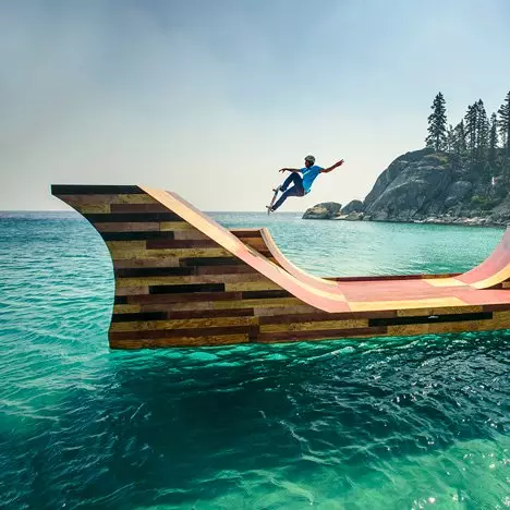 Plávajúca skateboardová rampa na jazere Tahoe od Jeffa Blohma a Jeffa Kinga