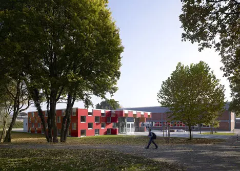 ໂຮງຮຽນມັດທະຍົມ Salmtal Canteen ໂດຍ SpreierTrenner Architekten