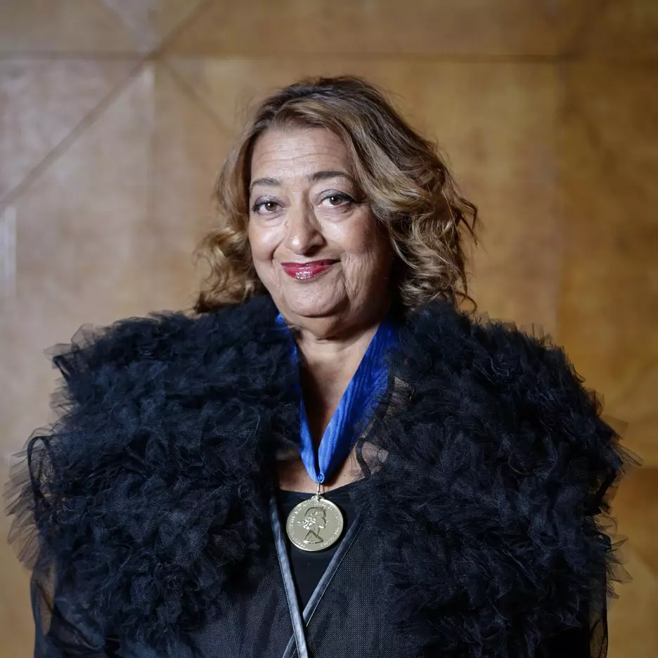 Zaha Hadid RIBA-kultamitalinsa yllään