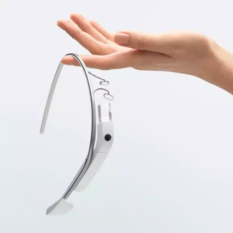 2013 मध्ये लॉन्च केलेली मूळ Google Glass फ्रेम, Isabelle Olsson च्या टीमने डिझाइन केलेली