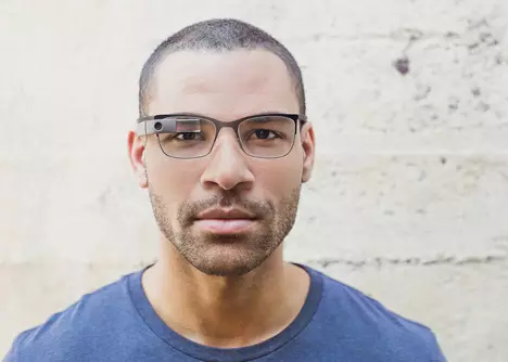 Bosh dizayner Izabel Olssonning so'zlariga ko'ra, Google Glass qo'lda eskiz yordamida yaratilgan