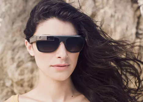 Bosh dizayner Izabel Olssonning so'zlariga ko'ra, Google Glass qo'lda eskiz yordamida yaratilgan