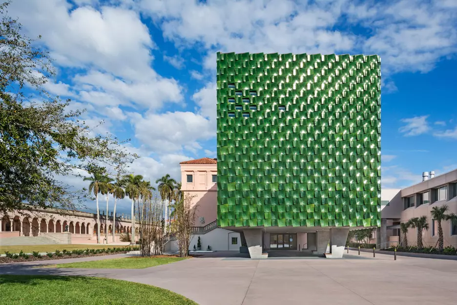 Ringling Azijos menų centro muziejaus architektūra su terakotos plytelėmis, Florida, JAV